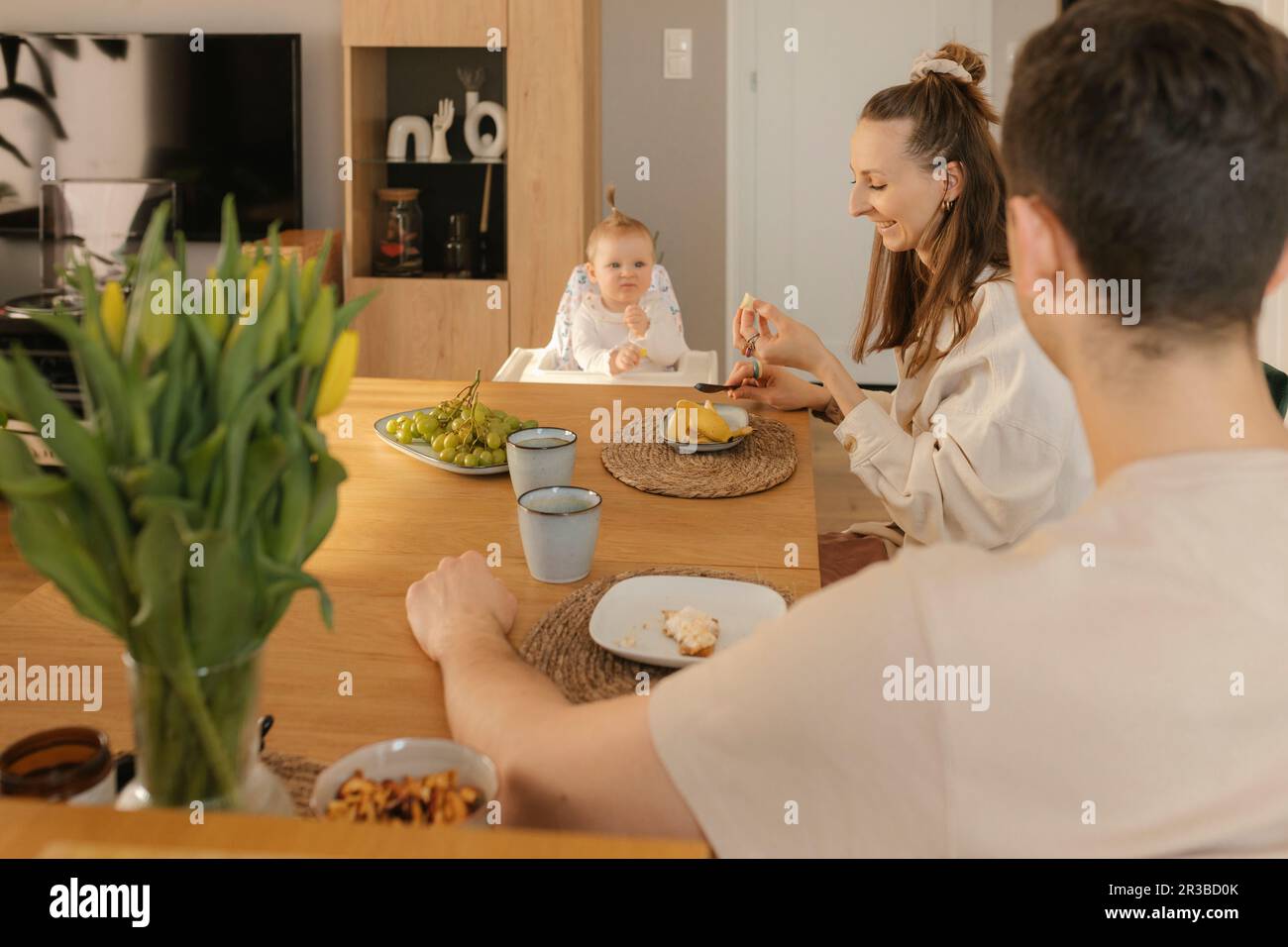Eating meal family table hi-res stock photography and images - Alamy