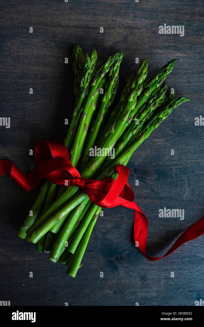 Organic food concept with asparagus and red ribbon Stock Photo - Alamy