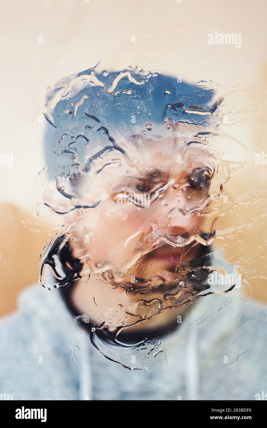 Water behind glass hi-res stock photography and images - Alamy