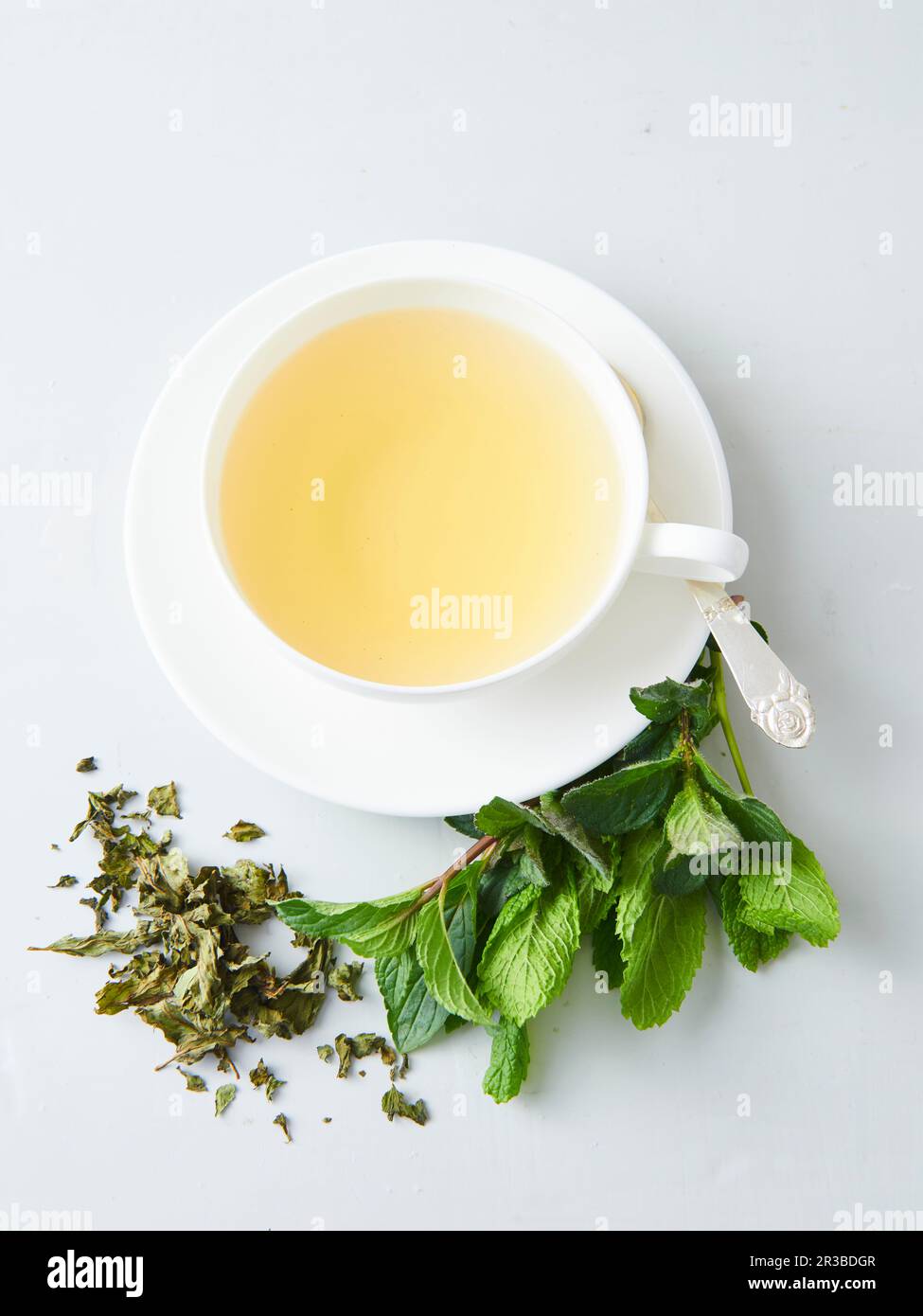 Mint tea, fresh mint and dried tea leaves Stock Photo - Alamy