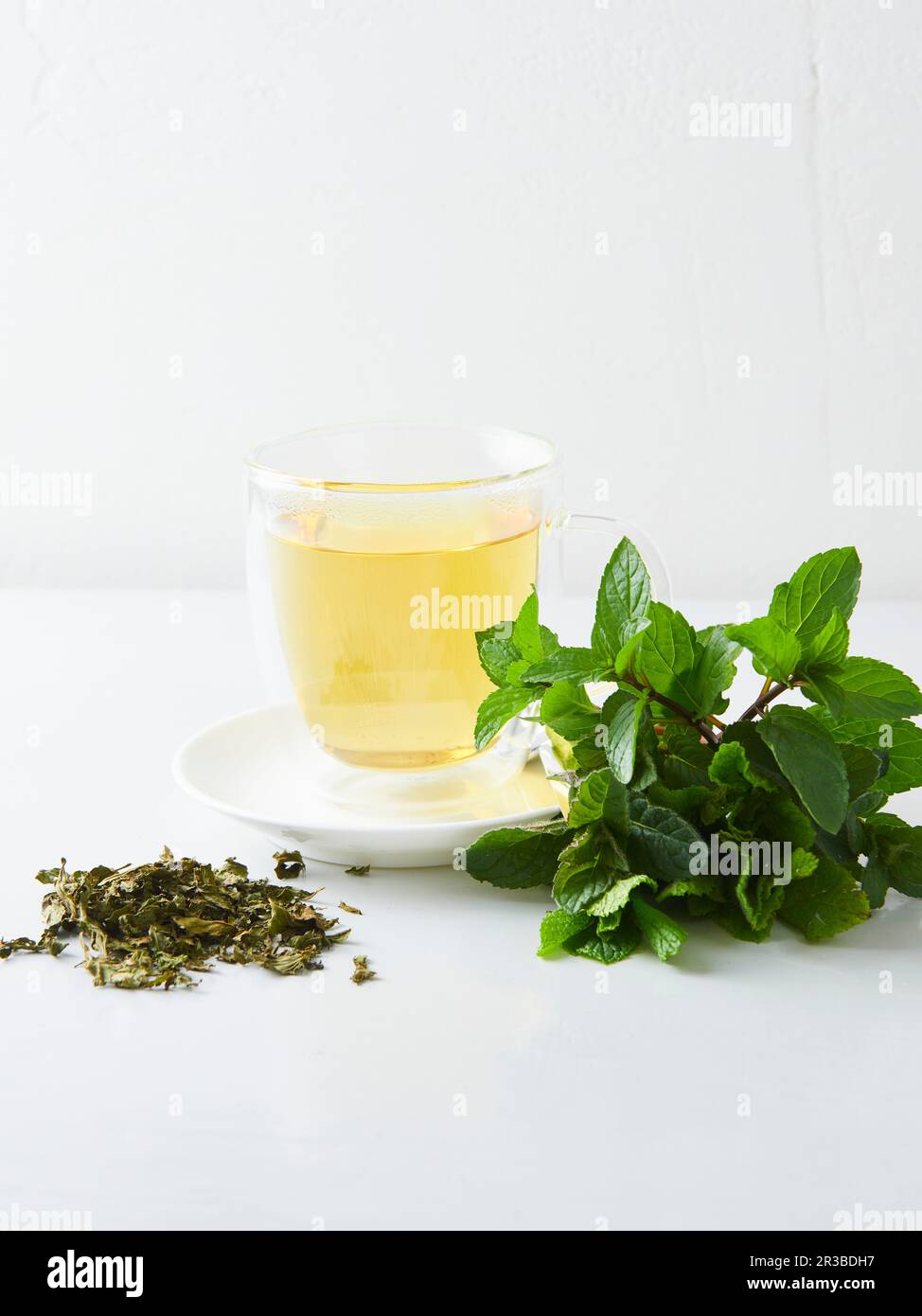 Mint tea, fresh mint and dried tea leaves Stock Photo - Alamy