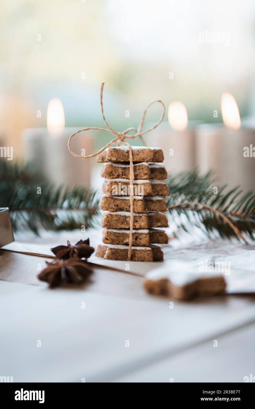 Pile of baked stars hi-res stock photography and images - Alamy