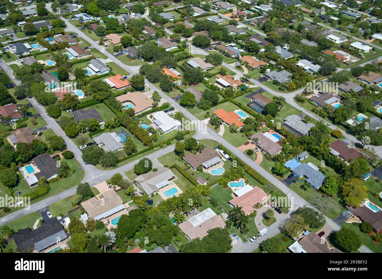 Suburban neighborhood hi-res stock photography and images - Alamy