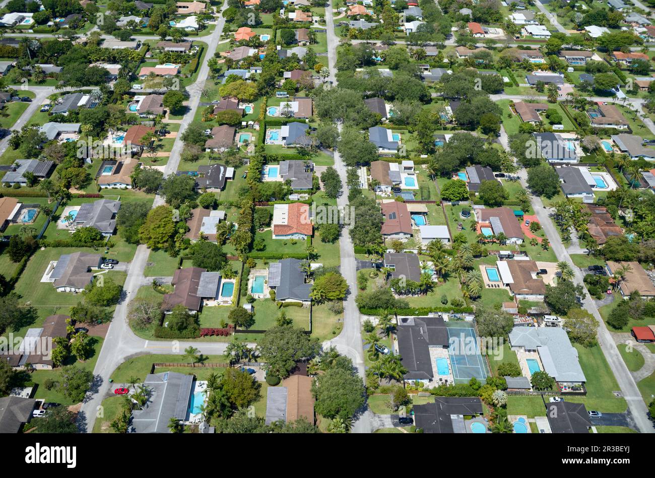 Suburban neighborhood hi-res stock photography and images - Alamy