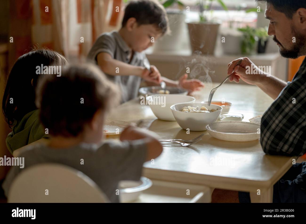 Family eating at home hi-res stock photography and images - Alamy