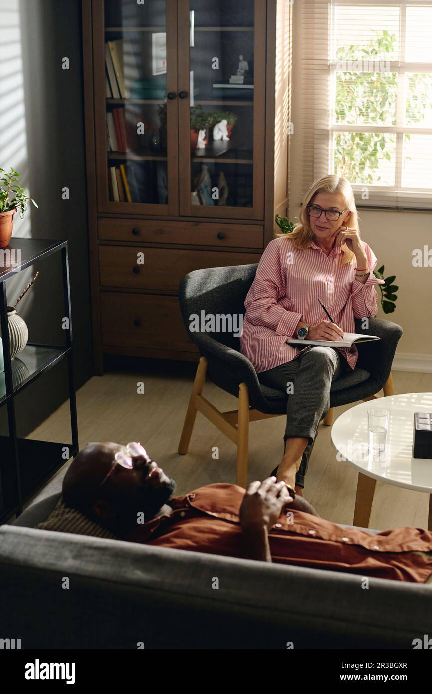 Psychologist chair hi-res stock photography and images - Alamy