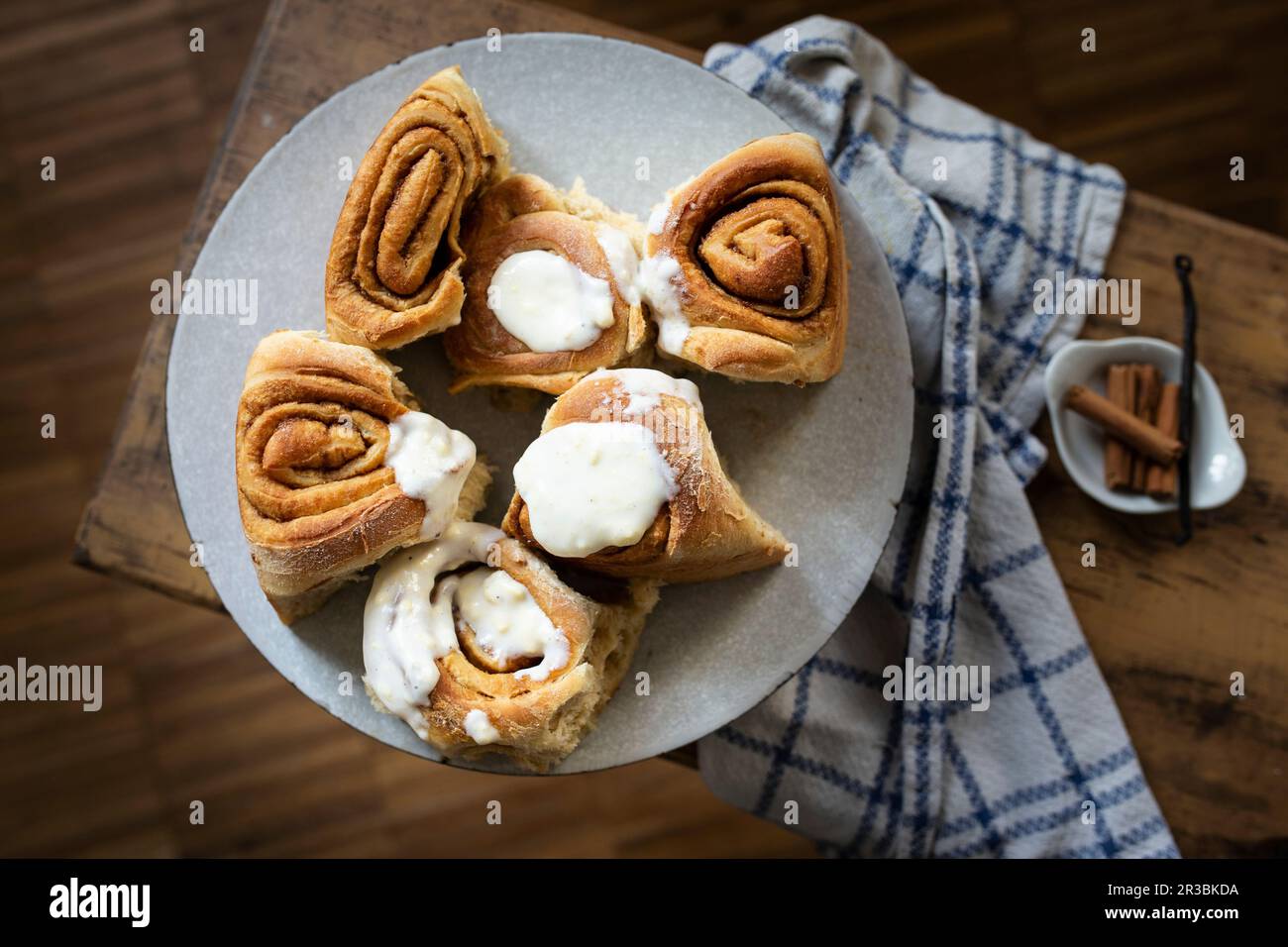 Cinammon rolls hi-res stock photography and images - Alamy