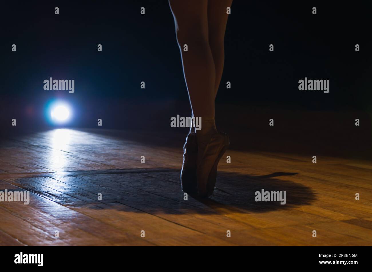 Closeup of ballet dancer legs on fingertips. Beautiful classical ballet ...
