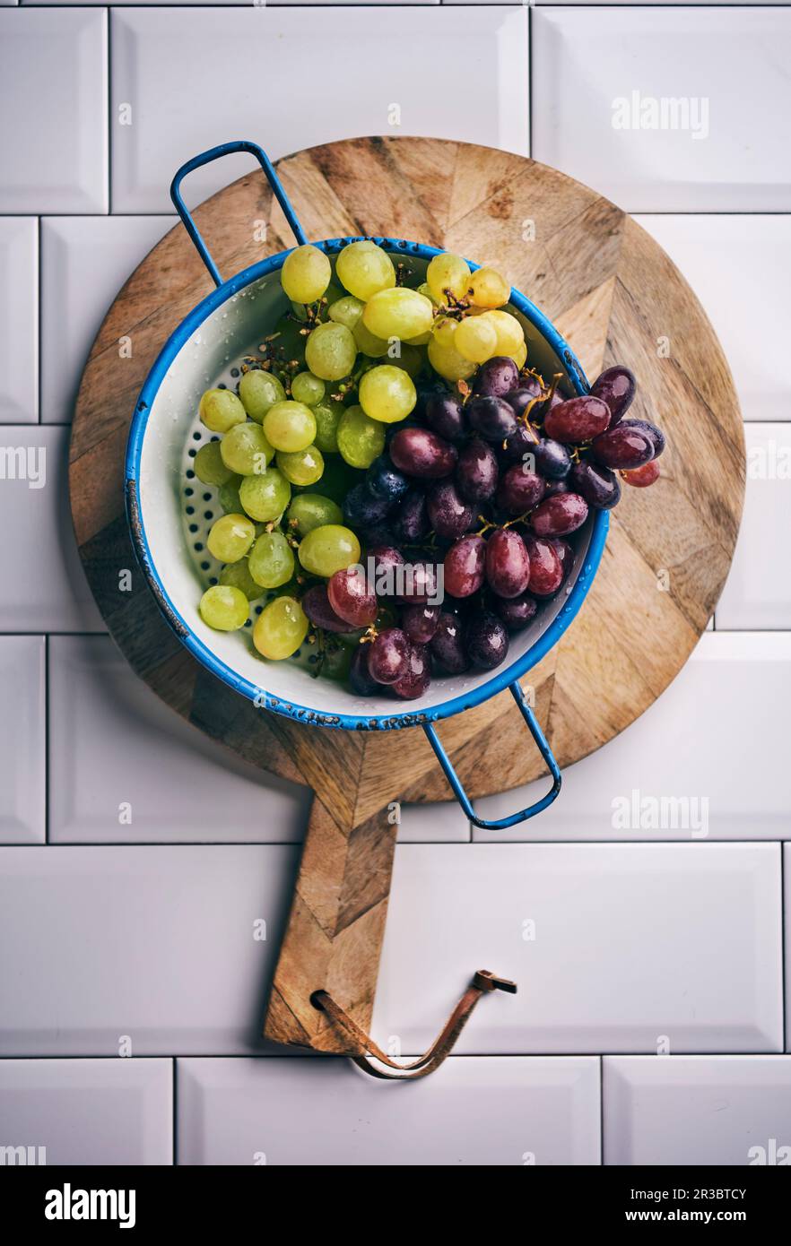 Blue and green table grapes Stock Photo - Alamy