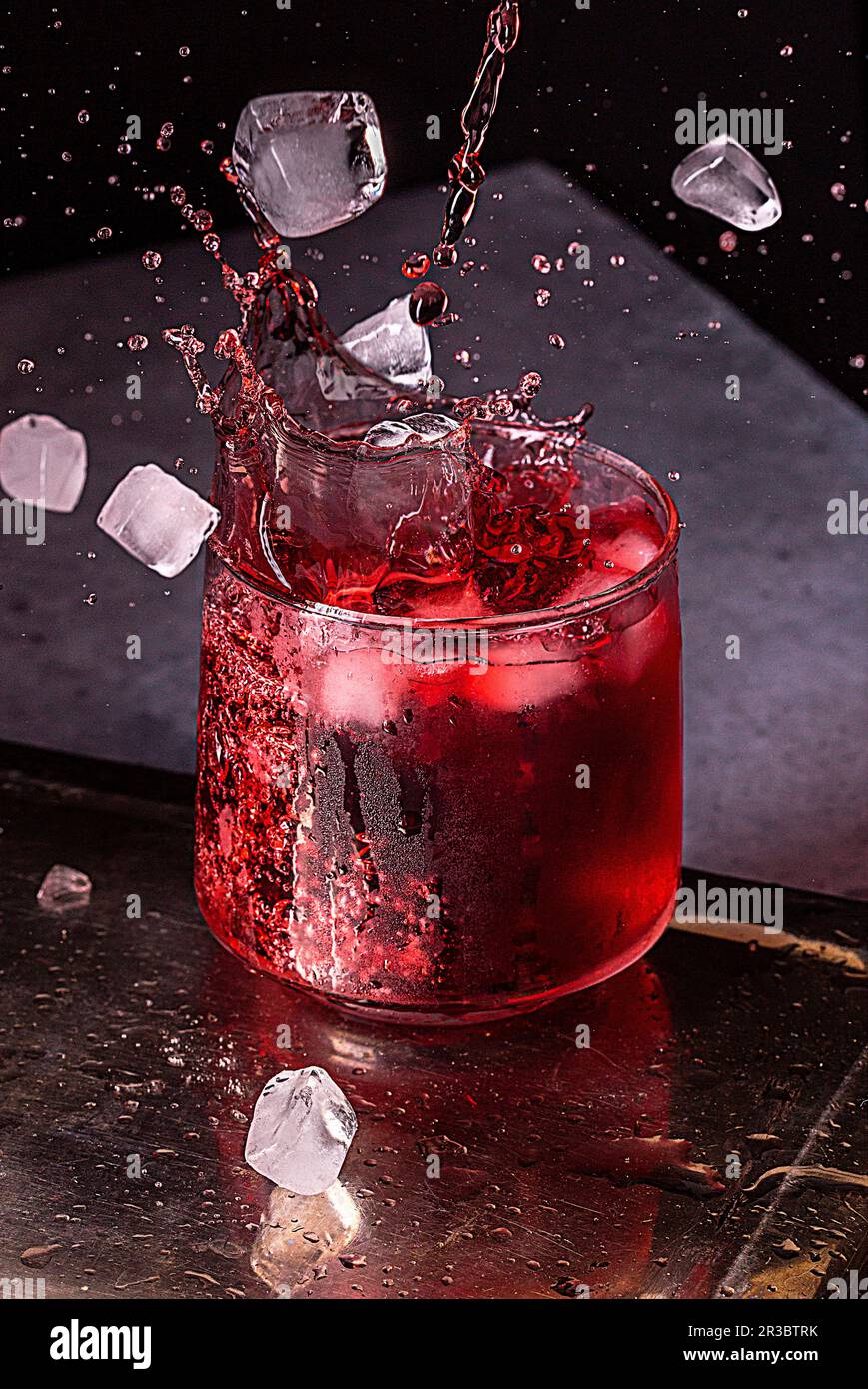 Splash of ice in wine glass hi-res stock photography and images - Alamy