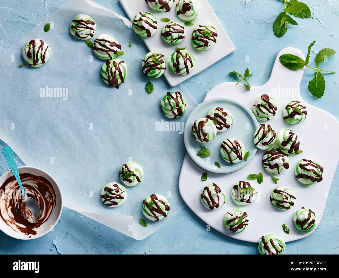 Kiss meringues hi-res stock photography and images - Alamy