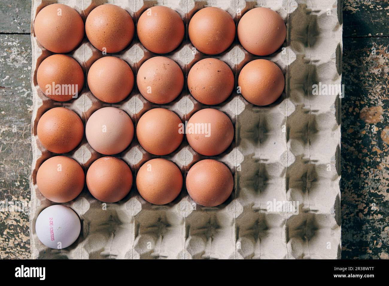 Egg pallet hi-res stock photography and images - Alamy