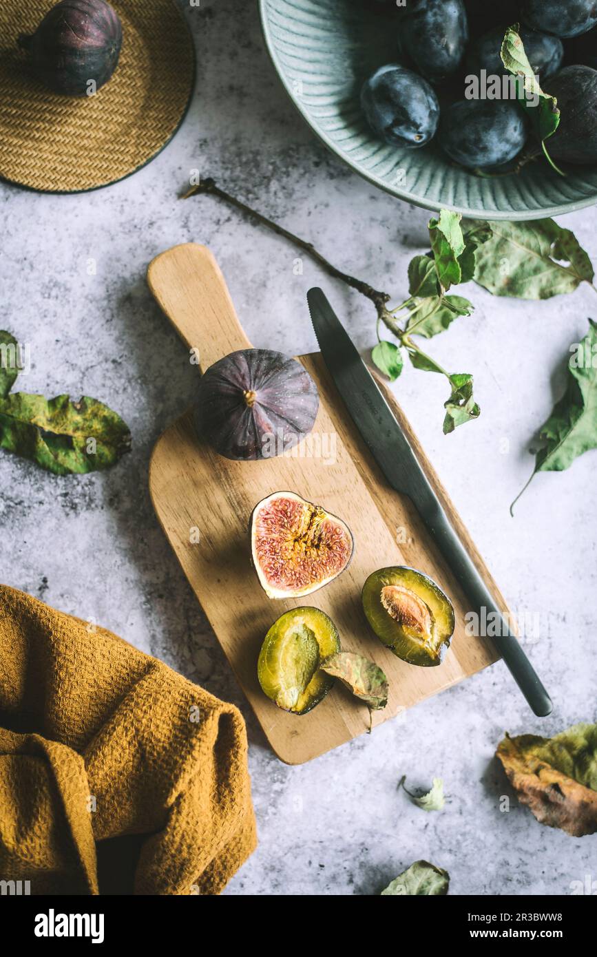 Cutting figs above view hi-res stock photography and images - Alamy