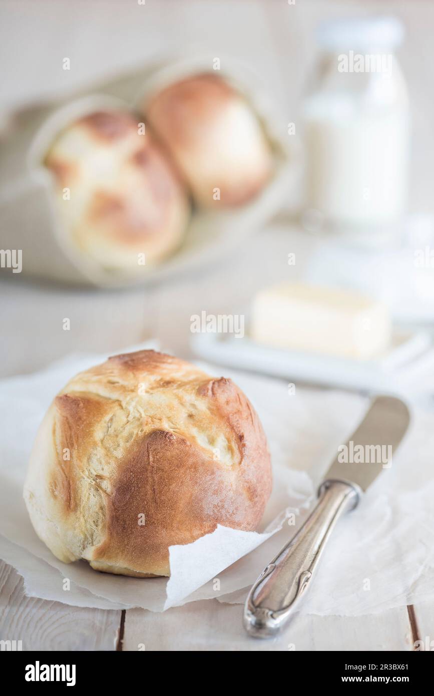 Bread roll and a silver knife Stock Photo - Alamy