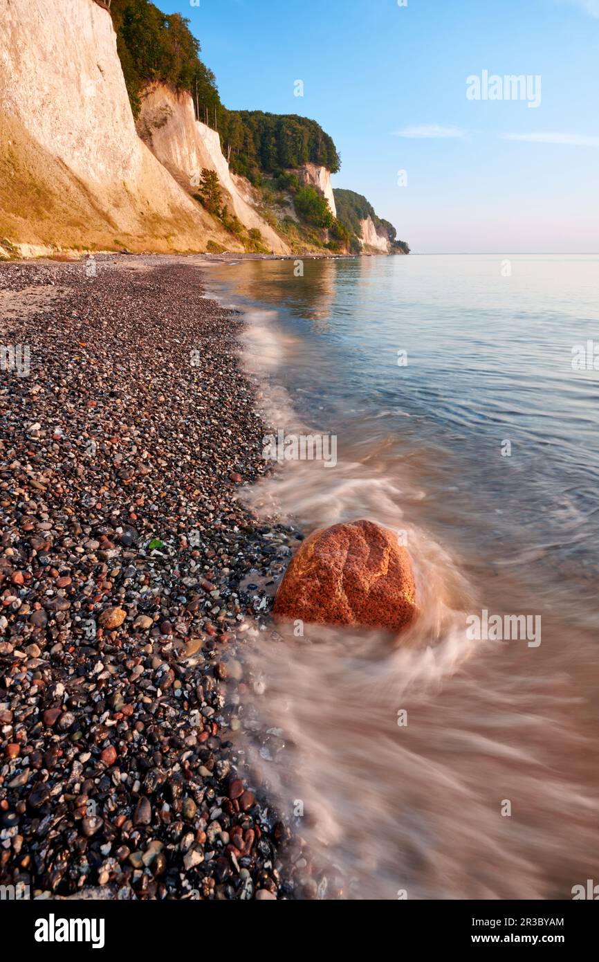 Lakeside rocks hi-res stock photography and images - Alamy