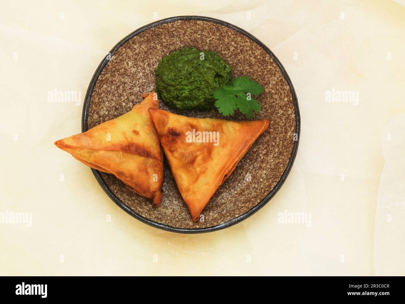 Deep frying savory samosas hi-res stock photography and images - Alamy