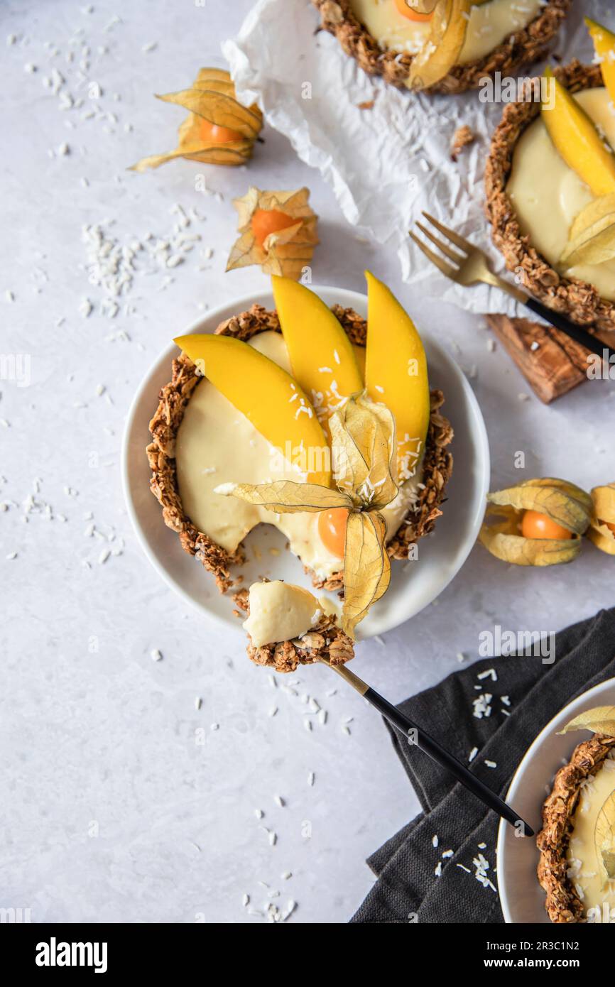 Mango tartlet hi-res stock photography and images - Alamy