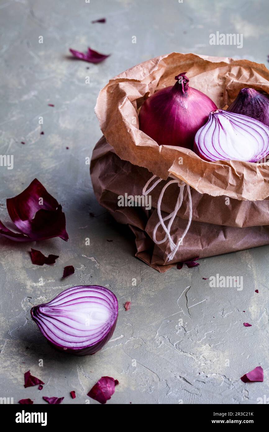 Bag red onions hi-res stock photography and images - Alamy