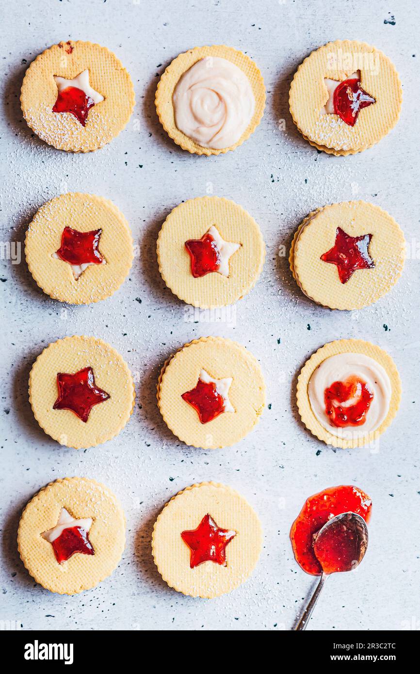 Jammie dodger biscuits hi-res stock photography and images - Alamy