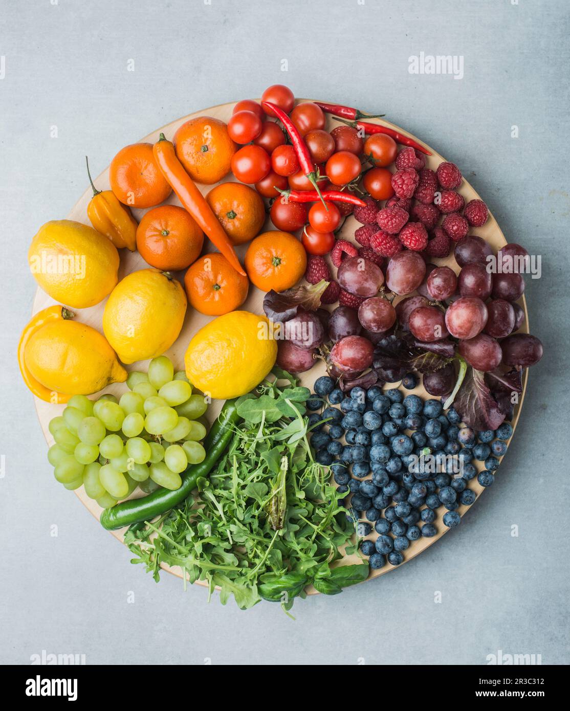 Fresh fruit and vegetables sorted by color Stock Photo - Alamy