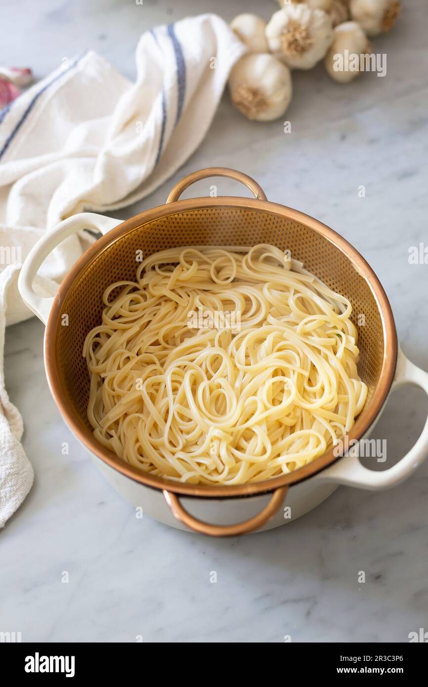 Draining cooked pasta hi-res stock photography and images - Alamy