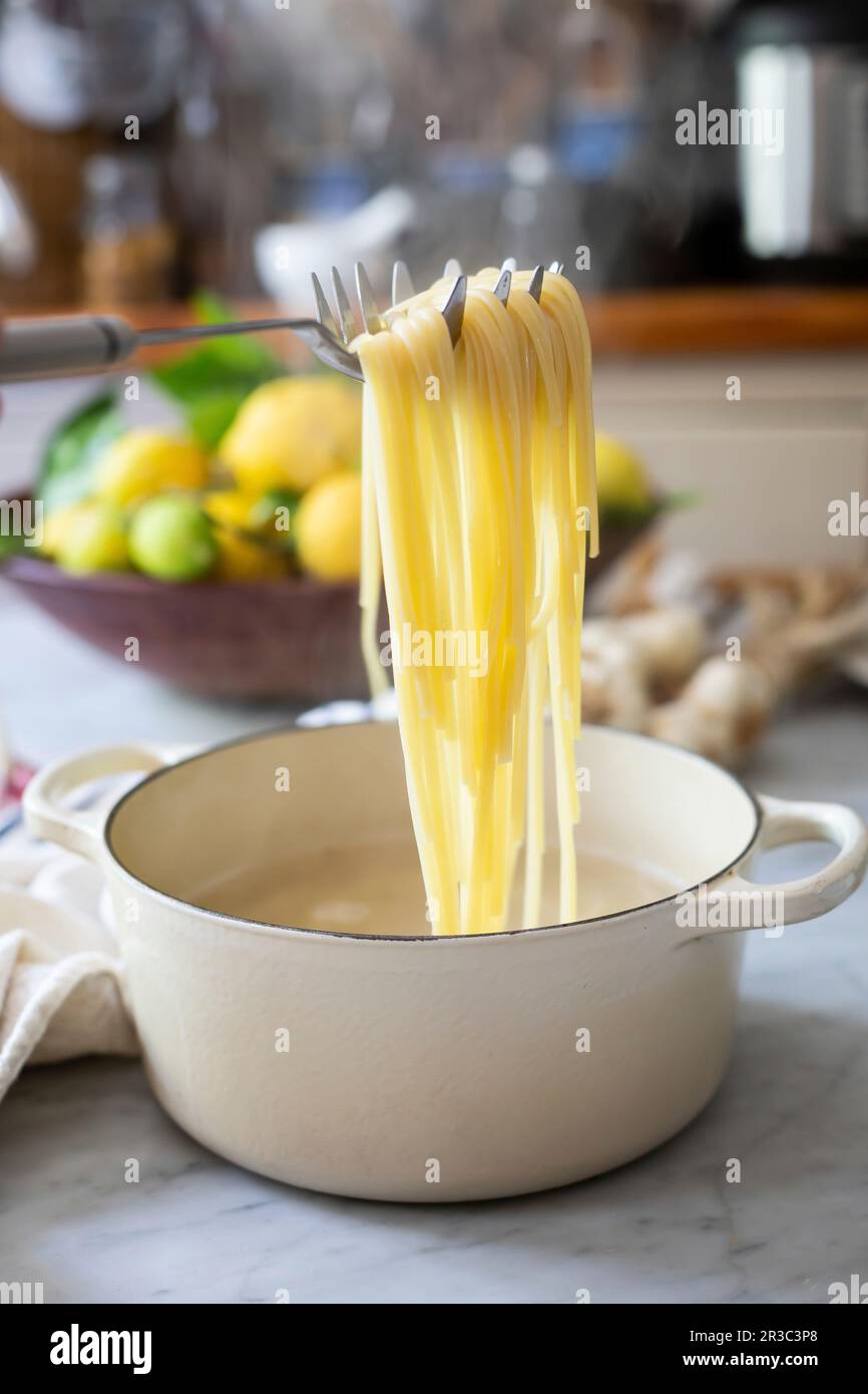 One pot spaghetti hi-res stock photography and images - Alamy