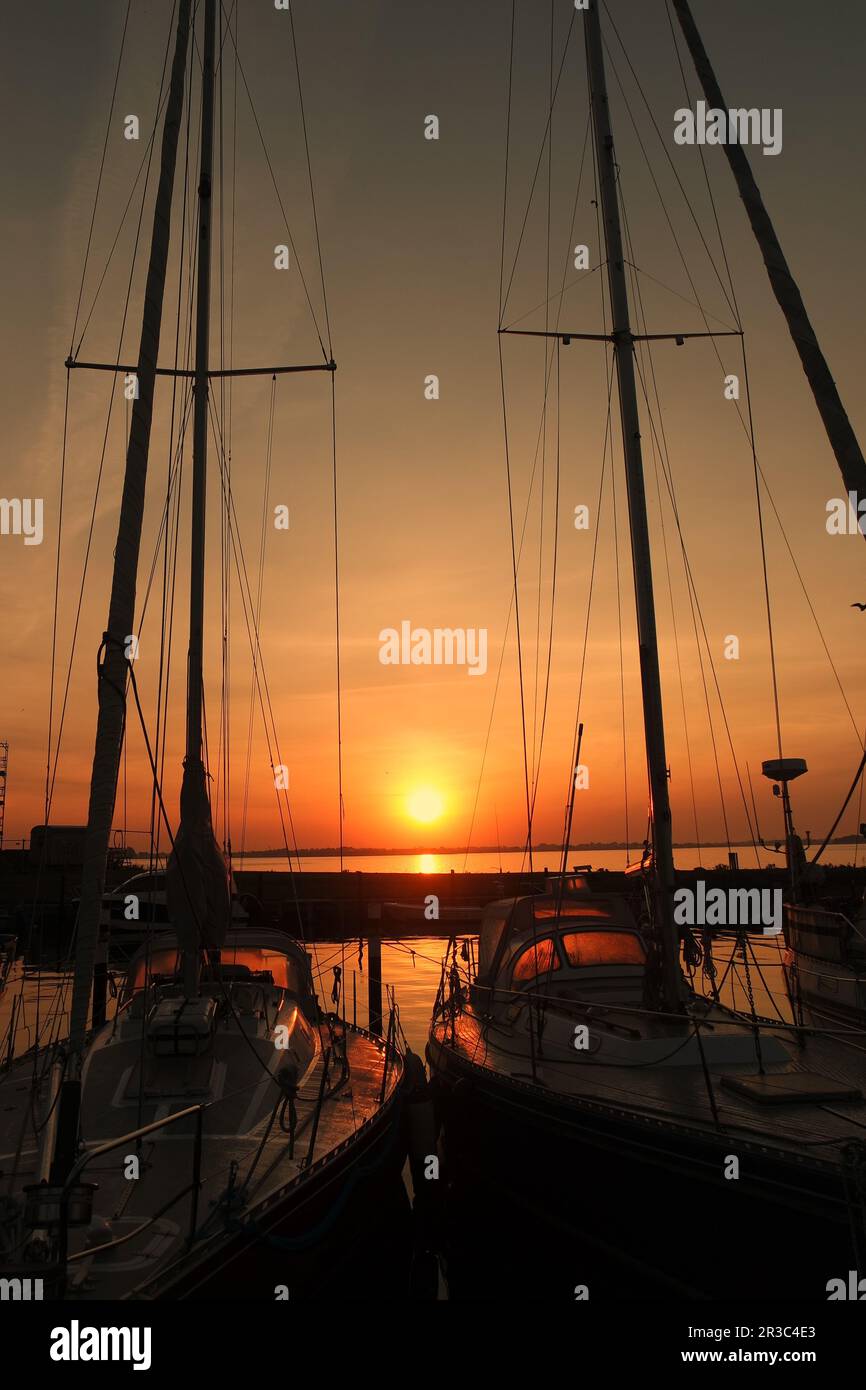 Sailing yacht sunset hi-res stock photography and images - Alamy