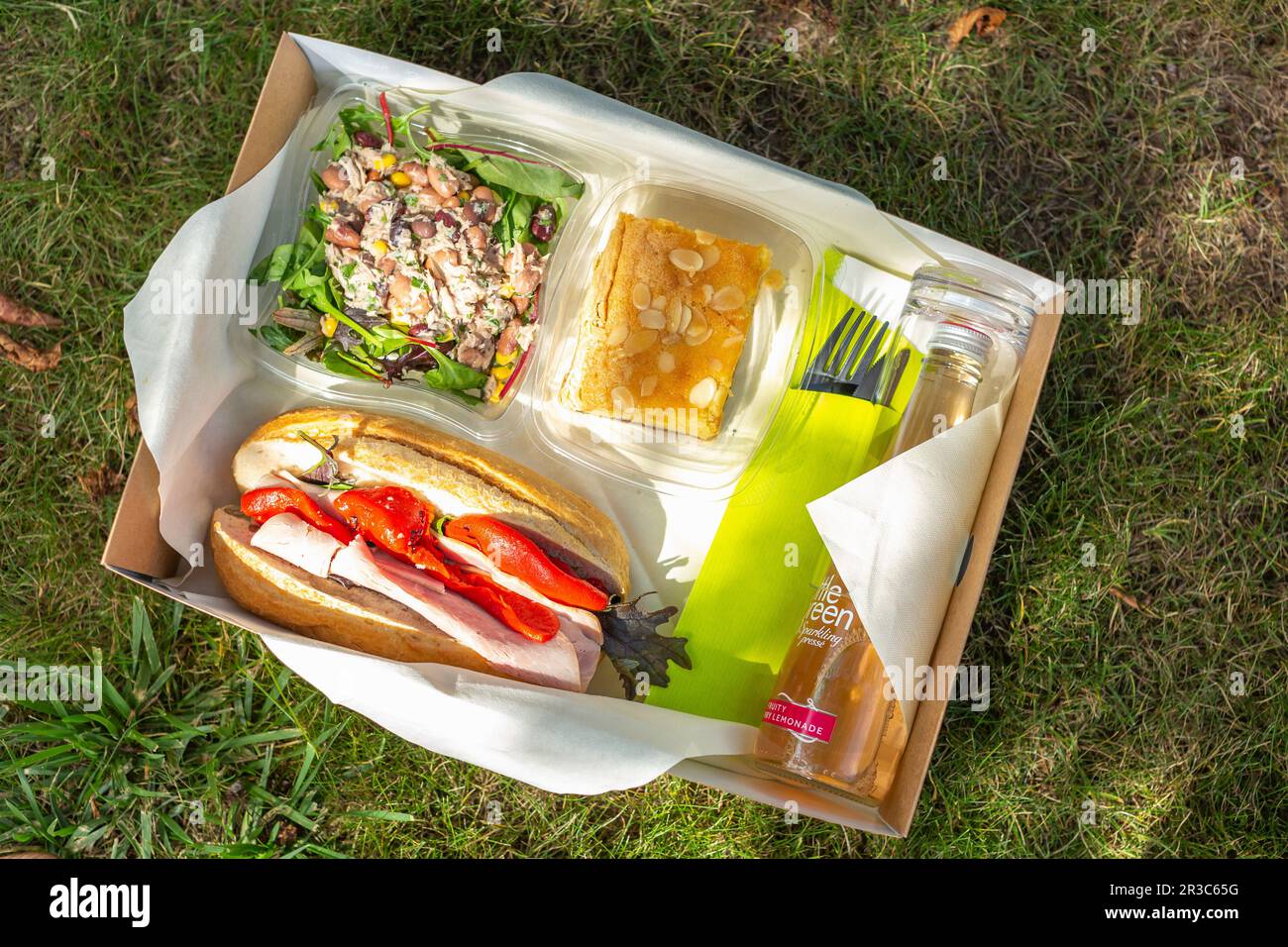 Lunch box cake hi-res stock photography and images - Alamy
