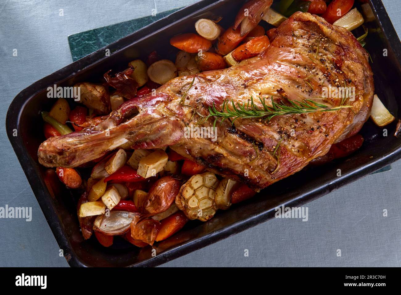 Roasted lamb leg from above hi-res stock photography and images - Alamy