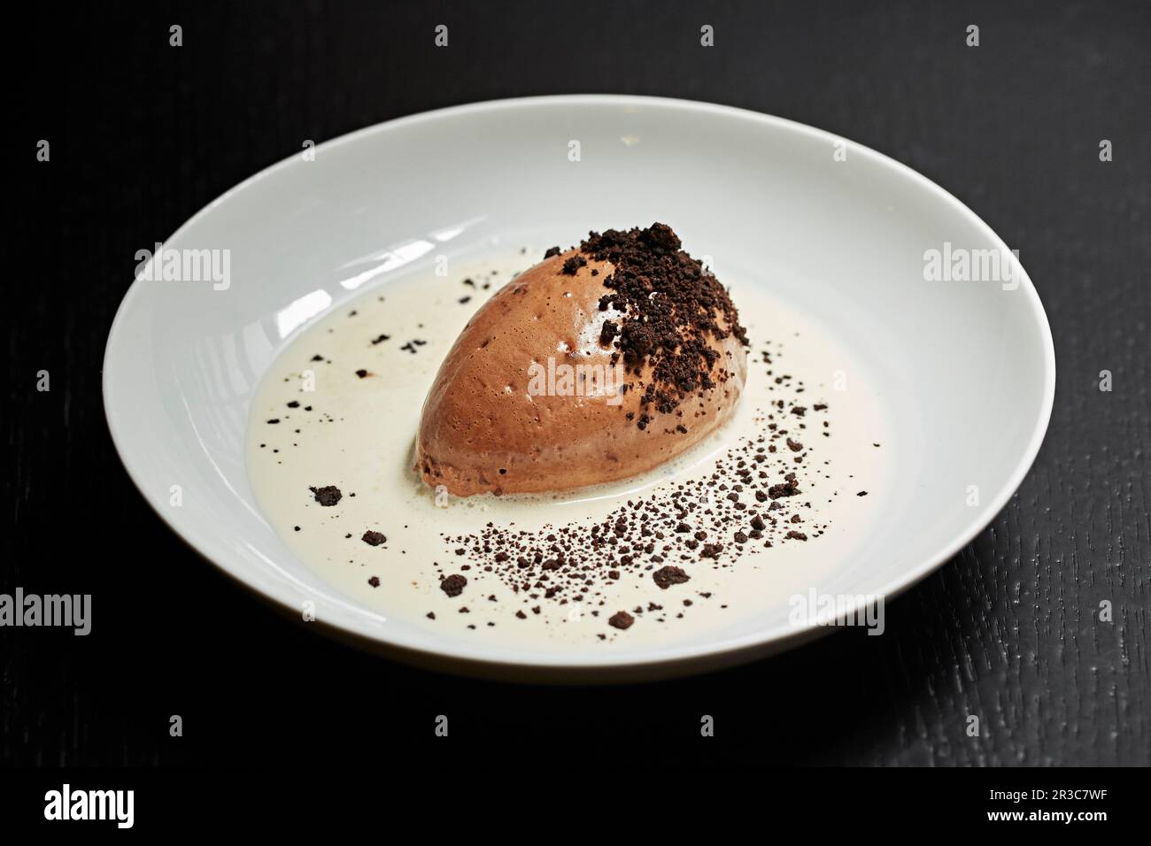 Chocolate mousse w fresh custard Stock Photo - Alamy