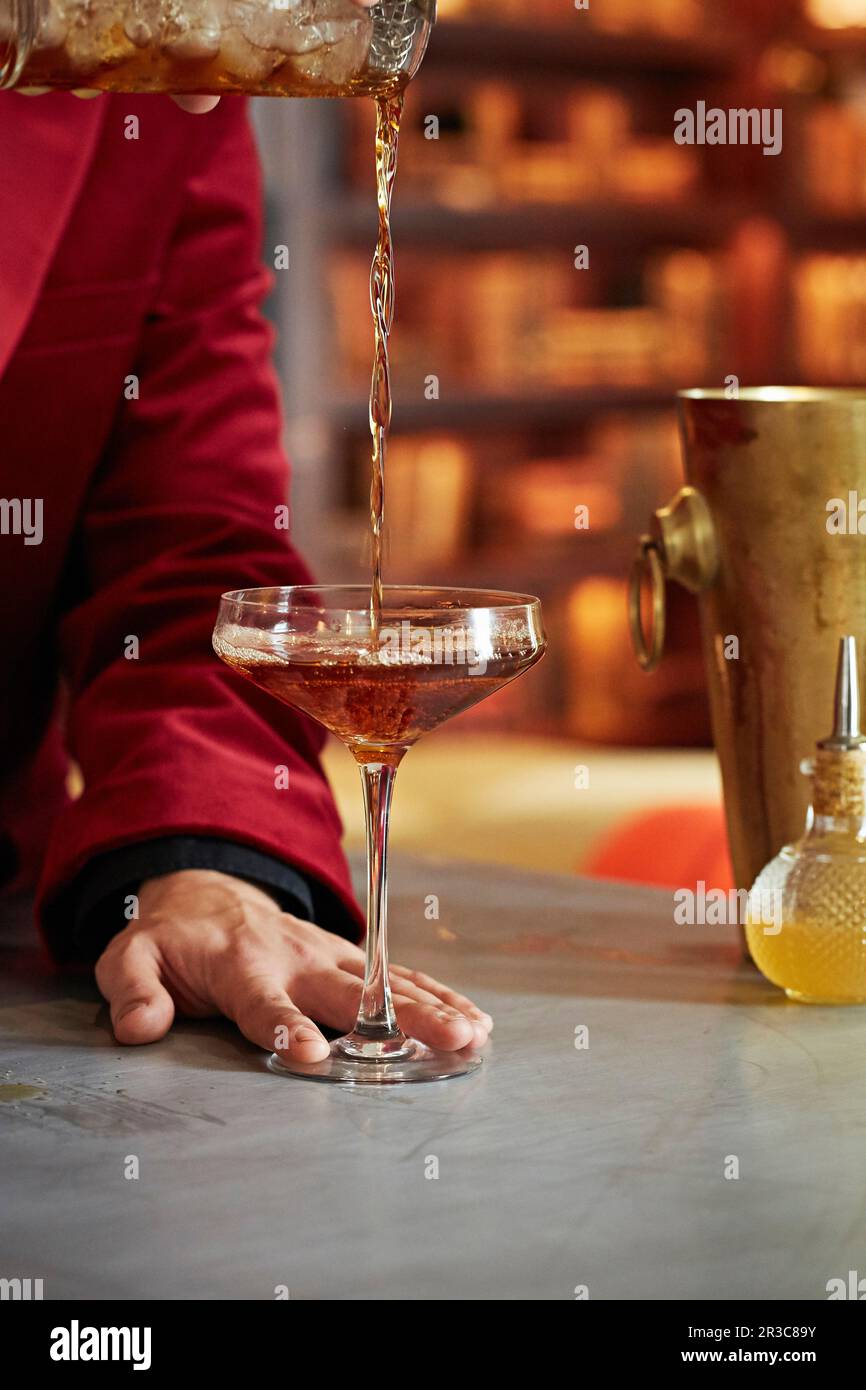 Martini being poured hi-res stock photography and images - Alamy