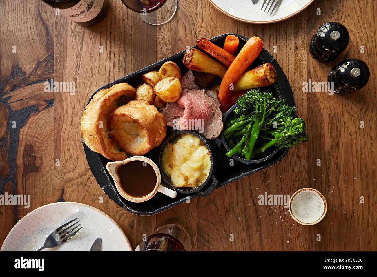 Roast beef with Yorkshire pudding and vegetables (England Stock Photo ...