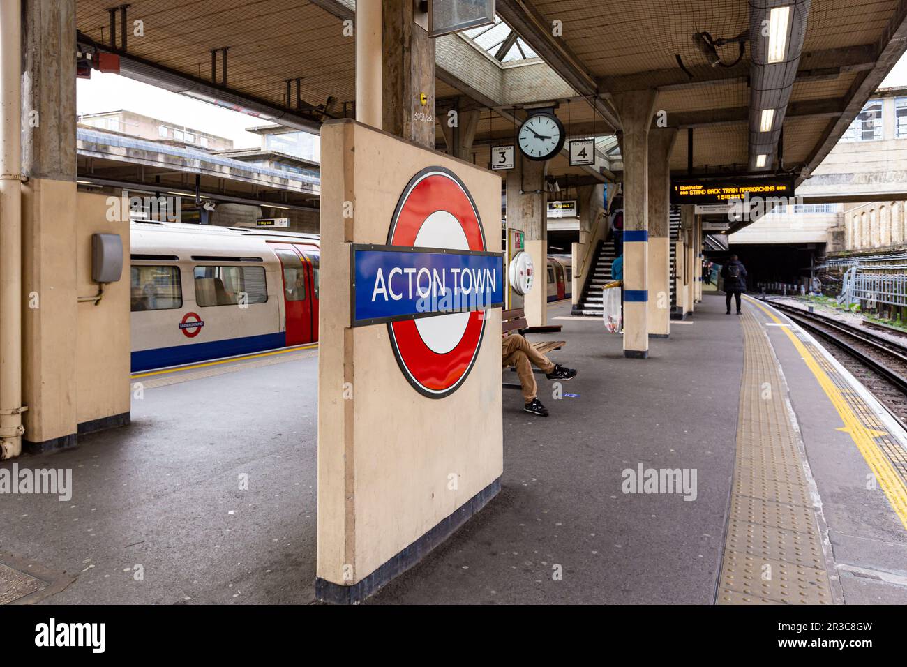 Platform station indicator sign hi-res stock photography and images - Alamy