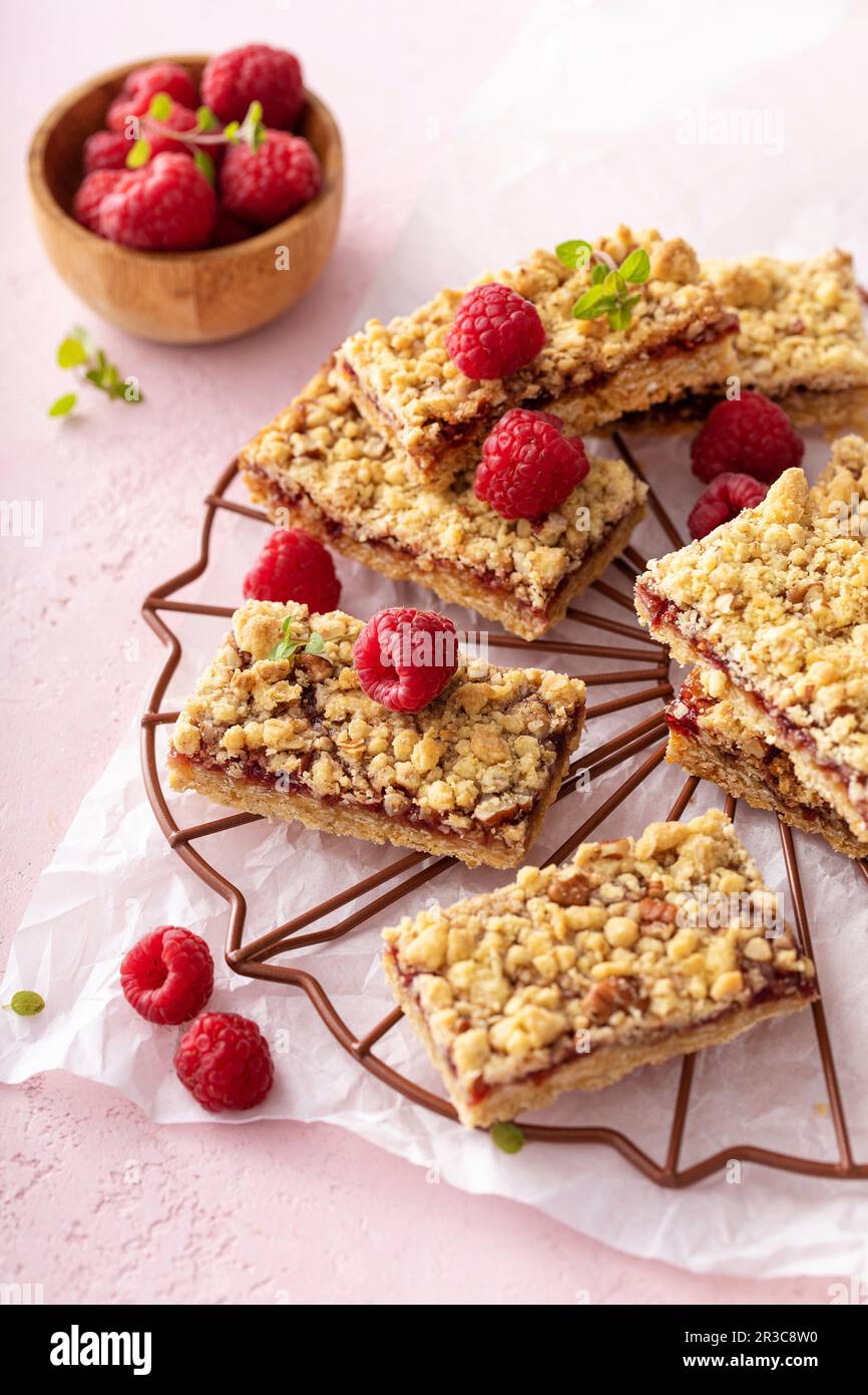Raspberry oat crumble slice hi-res stock photography and images - Alamy