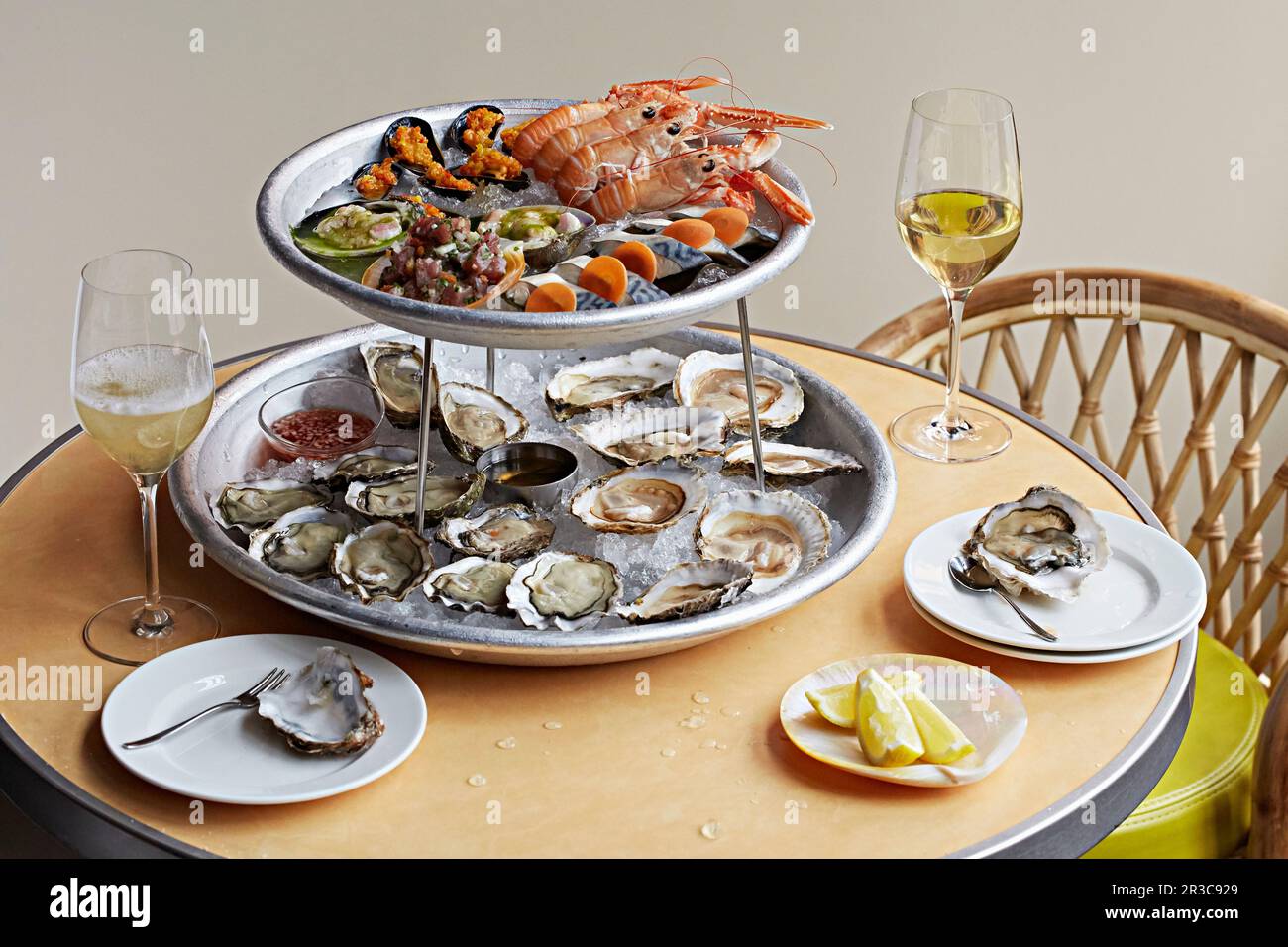 Shared plates hi-res stock photography and images - Alamy