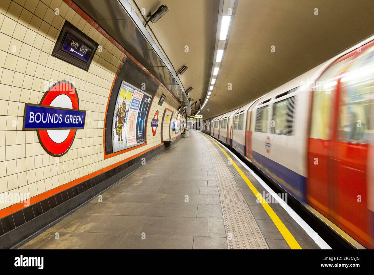 Bounds Green station platform Stock Photo - Alamy