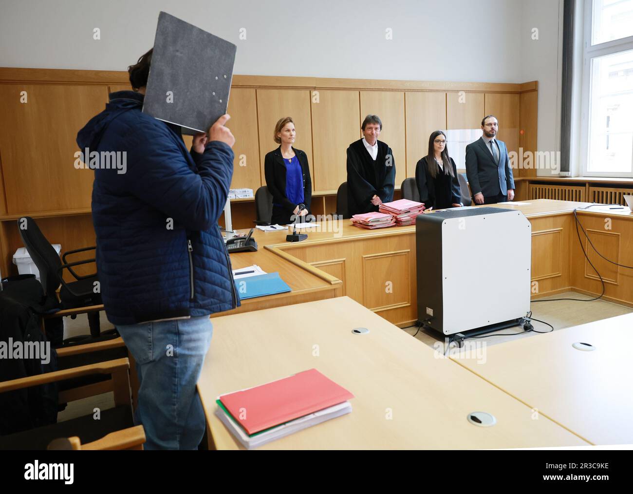Hamburg, Germany. 23rd May, 2023. The defendant (l), his lawyer Peter ...