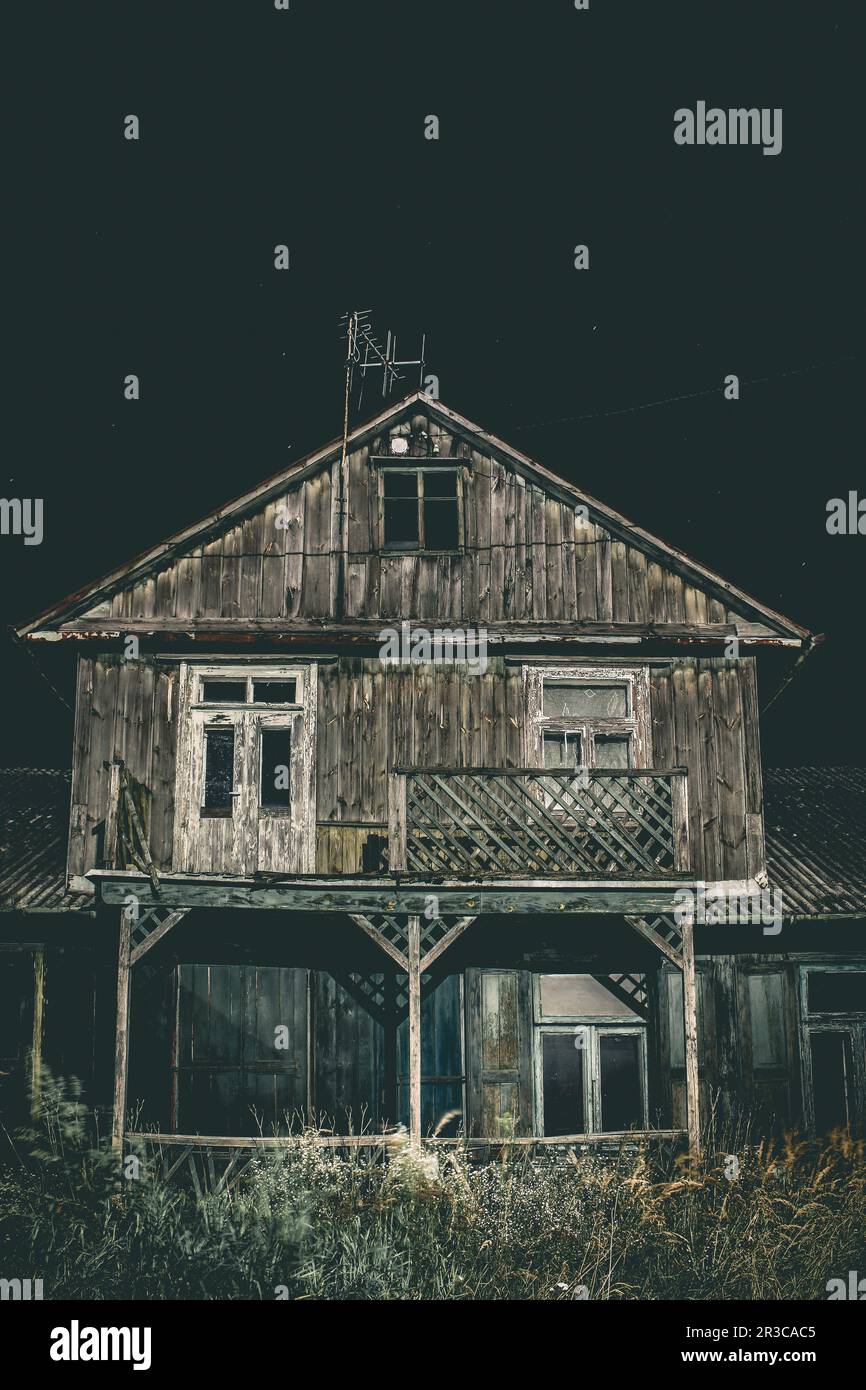 Spooky haunted house Stock Photo - Alamy