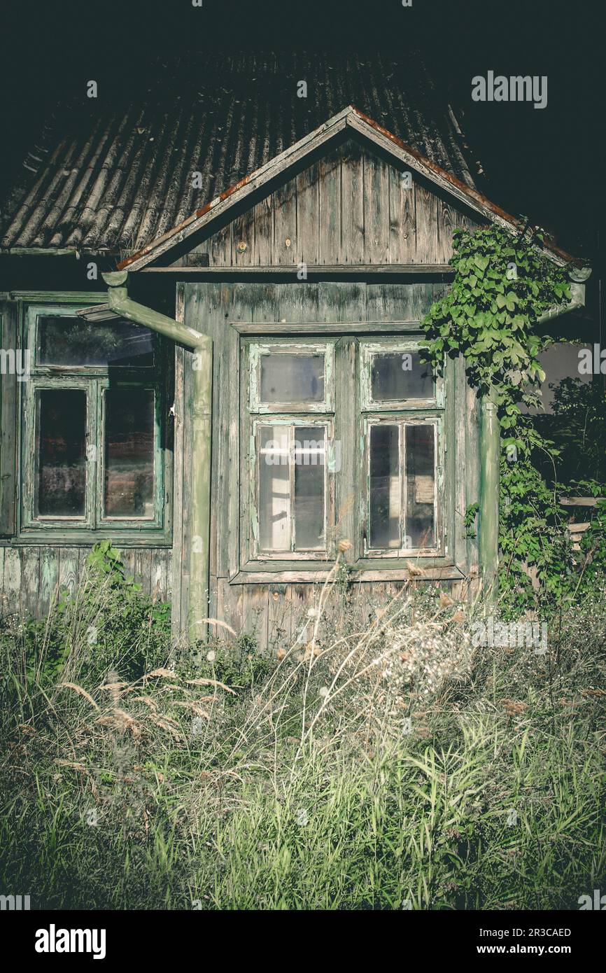 Spooky haunted house Stock Photo - Alamy