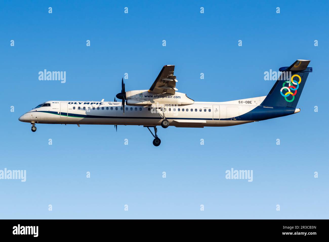 Bombardier dhc 400 q400 hi-res stock photography and images - Alamy