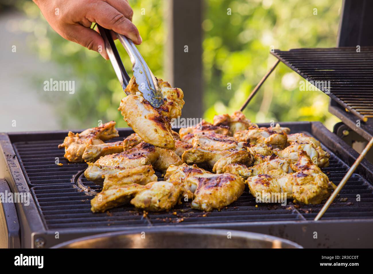 Man eat bbq wings hi-res stock photography and images - Alamy
