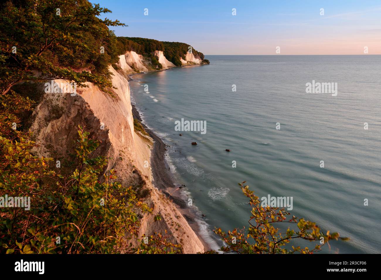 Lakeside rocks hi-res stock photography and images - Alamy