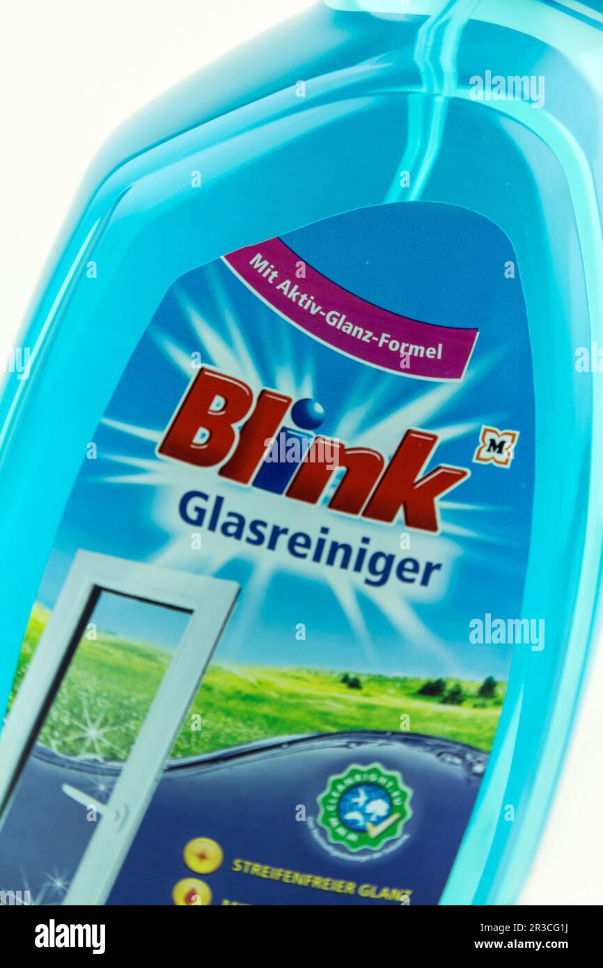 Müller, Flasche Blink Glasreiniger auf hintergrund weiß Stock Photo - Alamy