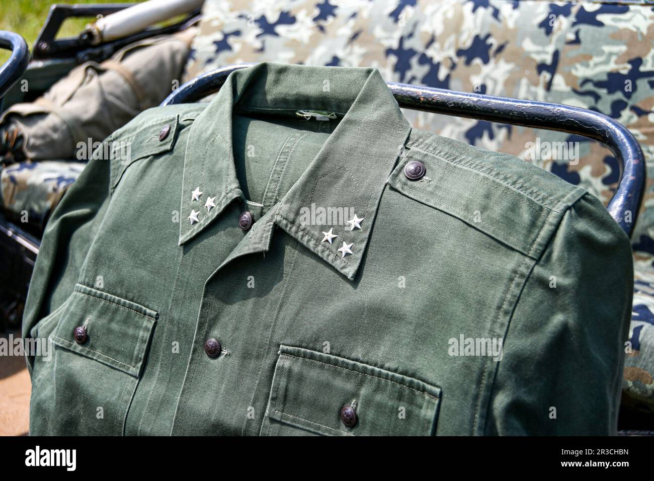 Green military uniform hi-res stock photography and images - Alamy
