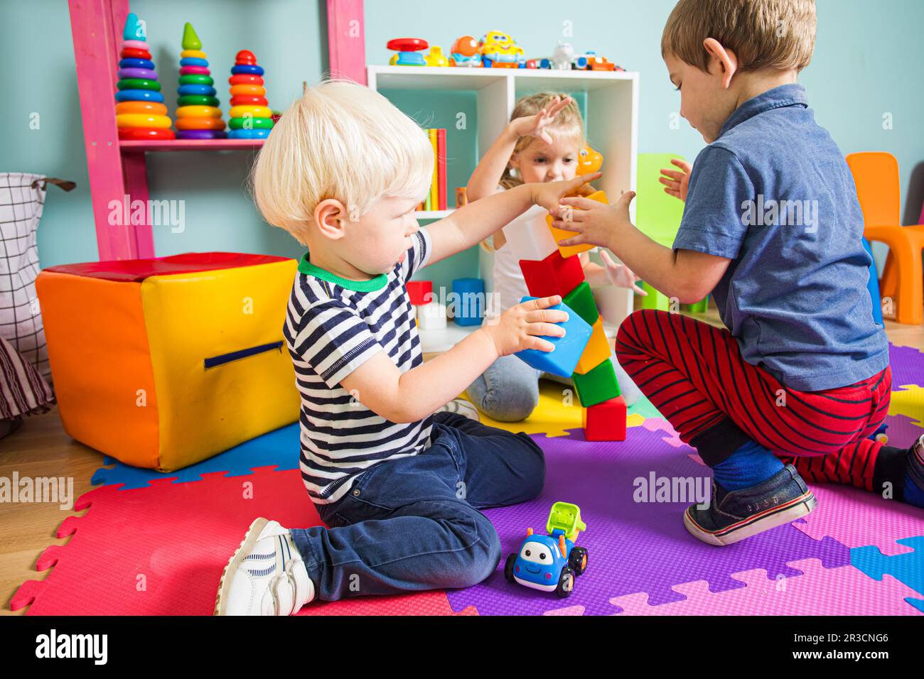 Preschoolers sitting on floor hi-res stock photography and images - Alamy