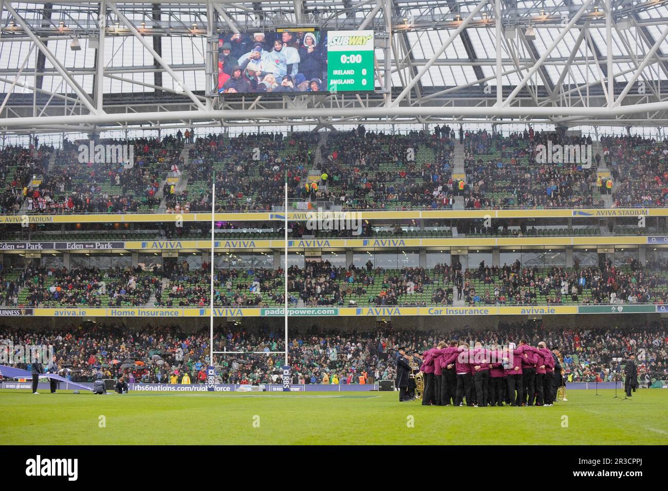 The ireland team do the huddle before the kick off hi-res stock ...