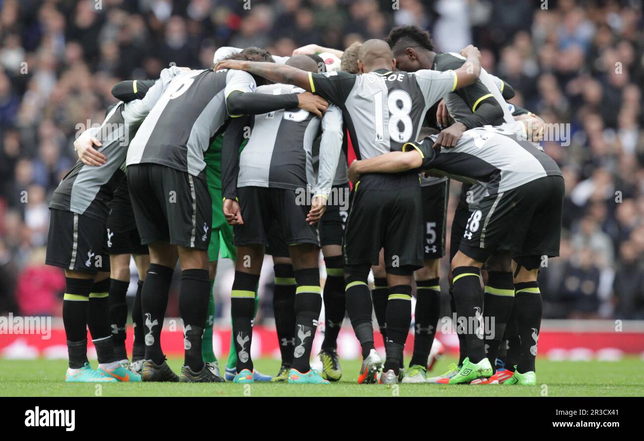 Tottenham hotspur team in a huddle before the game hi-res stock ...