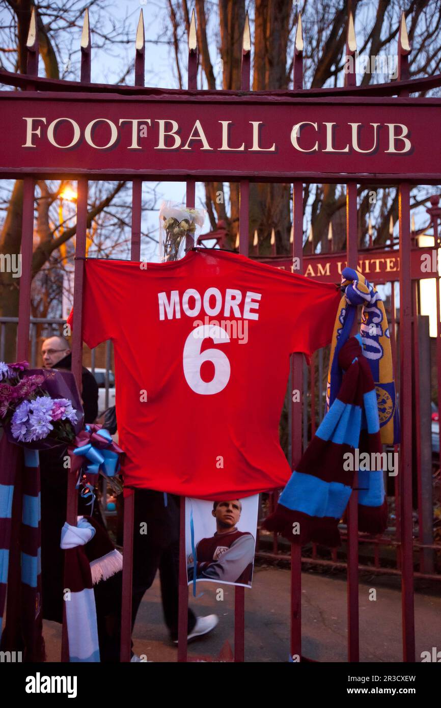 West Ham gates with scarves, shits paying respects to Bobby Moore who ...