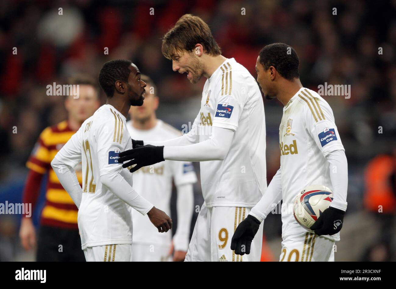 Jonathan de guzman and nathan dyer hi-res stock photography and images ...