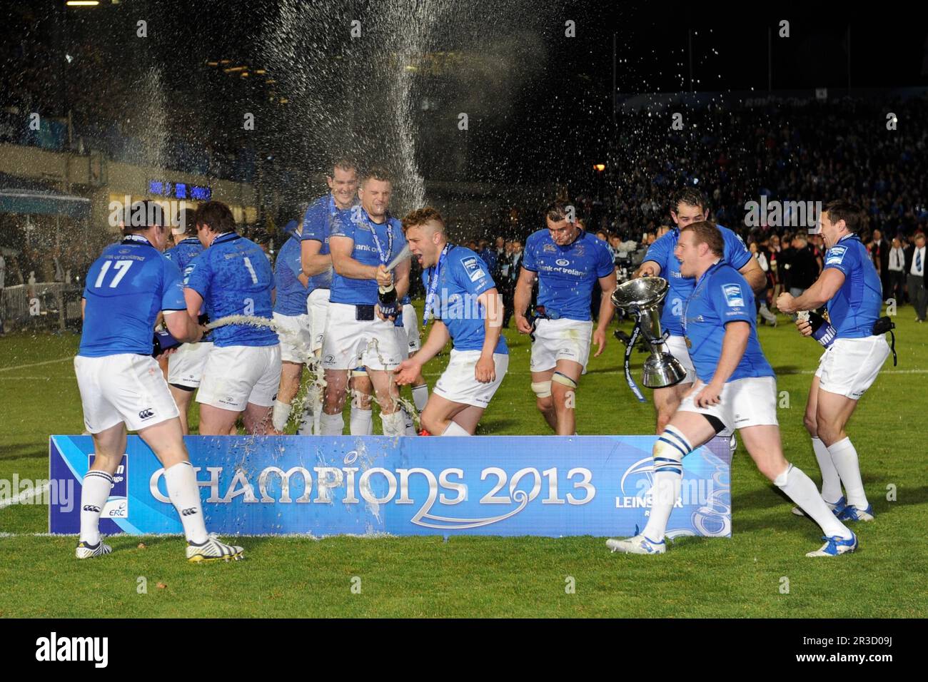 Leinster celebrate winning the Amlin Challenge Cup Final between ...